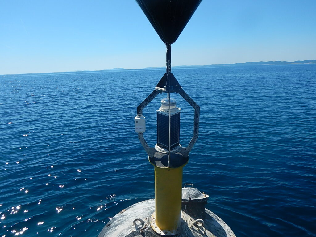 15 Best GPS Tracking Devices for Your Equipment [2025]